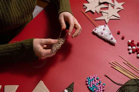 밧줄 크리스마스 트리 선물 크리스마스 아이디어 환경 친화적 인 장식을 지시하십시오 수제 선물 만들기 어린이 Diy 프로젝트 휴일 가족 시간 12월에 대한 스톡 사진 및 기타