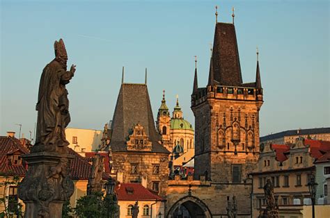 선라이즈 동안 찰스 다리의 아름 다운 풍경 까를 교 초 롱 올드 타운 브리지 타워에 동상 거리에 대한 스톡 사진 및 기타 이미지 Istock