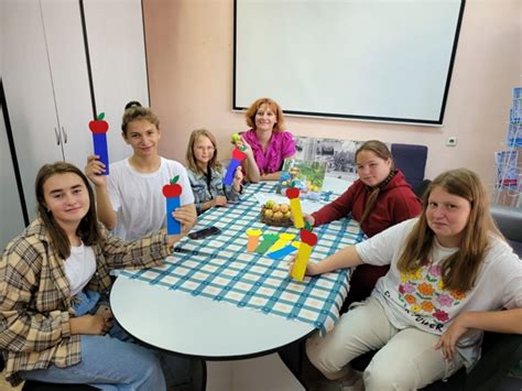 Яблоко спелое красное сладкое яблоко хрусткое с кожицей гладкою Яблоко я пополам разломлю