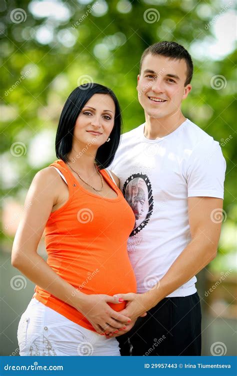 Familia Joven Imagen De Archivo Imagen De Cuidado Marido