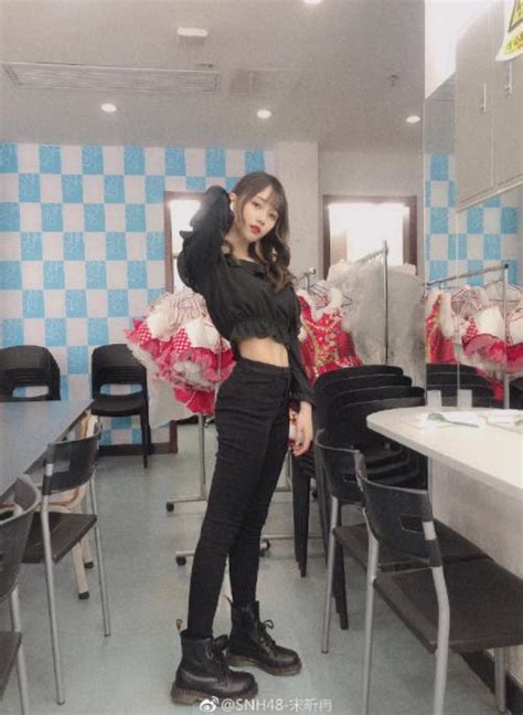 Snh48 宋昕冉晒出两种穿衣风格的美照，哪种更动人一些呢？ 搜狐大视野 搜狐新闻