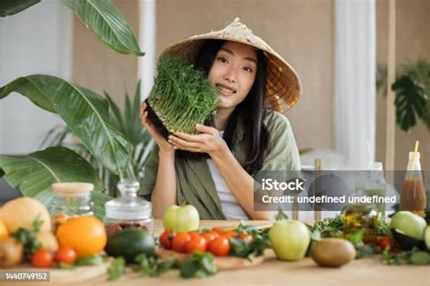 야채와 과일 마이크로그린 콩나물 샐러드를 만드는 전통적인 원뿔형 모자를 쓴 아시아 여성 부엌에 대한 스톡 사진 및 기타 이미지 부엌 새싹채소 25 29세 Istock