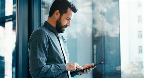 태블릿 창문 및 비즈니스 맨은 사무실 직장에서 온라인으로 타이핑 연구 또는 소셜 미디어를 사용합니다 기술 휴식 및 남성 직원이 인터넷 브라우징 또는 웹 스크롤을 위해 디지털