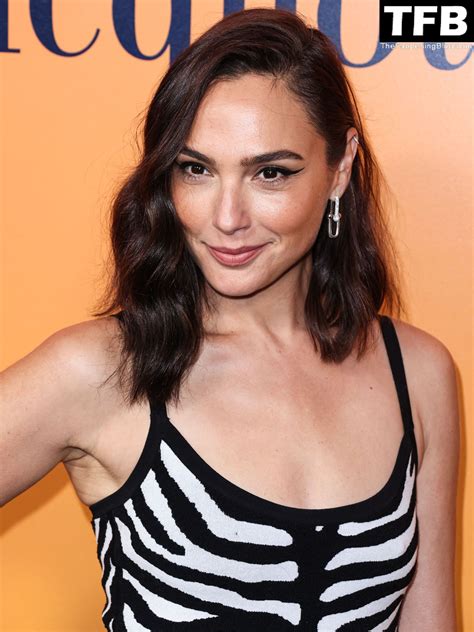 Gal Gadot Displays Her Gorgeous Figure At The Traveling Exhibition