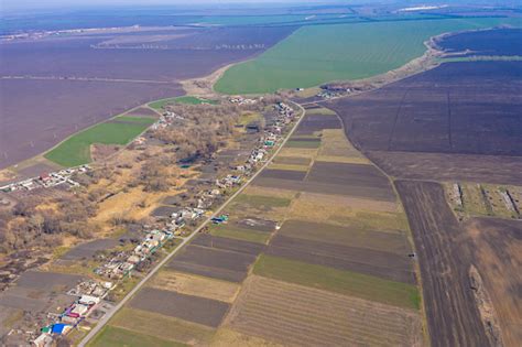 노란색과 녹색 색상의 다른 작물의 농업 소포의 추상적 인 기하학적 모양 필드 바로 위의 무인 항공기에서 공중 보기 촬영 0명에 대한 스톡 사진 및 기타 이미지 Istock