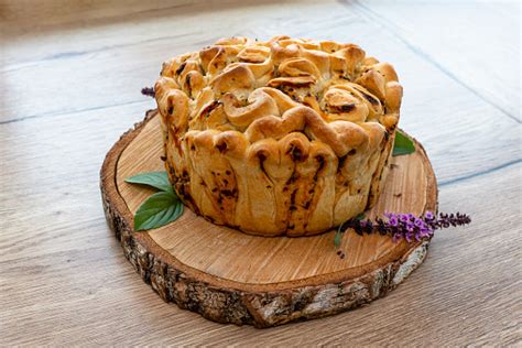 마늘 버터와 허브로 만든 수제 둥근 빵 바질 잎이있는 나무 판자에 누워 있습니다 0명에 대한 스톡 사진 및 기타 이미지 0명 갈색 건강한 생활방식 Istock