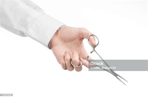 외과 및 의료 테마 스튜디오에서 흰색 배경에 고립 된 외과 클램프가 위를 들고 백색 실험실 외 투에 의사의 손을 강철에 대한 스톡 사진 및 기타 이미지 Istock