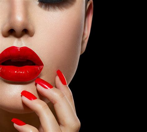Фото Девушка с красной помадой и красными ногтями