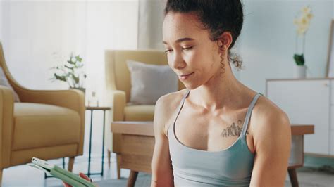 영적 차크라 평화 마음의 자유 및 선 사고 방식에 종사하는 흑인 여성을위한 명상 필라테스 및 가정 요가 신체 건강 웰빙 라이프 스타일 및 거실 바닥에서 소녀 훈련을