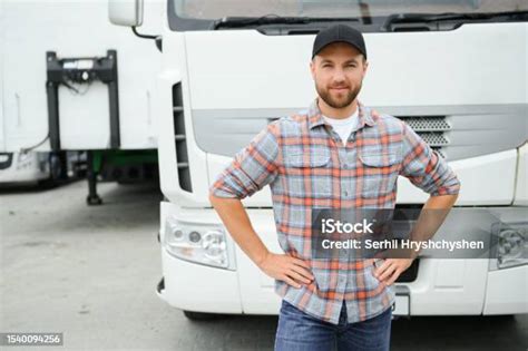 그의 트럭 차량 옆에 서 있는 젊은 백인 수염 난 트럭 운전사의 초상화 운송 서비스 트럭 운전사 직업 트럭 기사에 대한 스톡 사진 및 기타 이미지 Istock