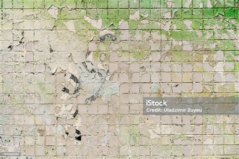 오래된 페인트와 금이 배경 질감오래된 거리 벽 컬러 석고의 플루티드 효과벽 갈색에 대한 스톡 사진 및 기타 이미지 갈색 거리 거친 Istock