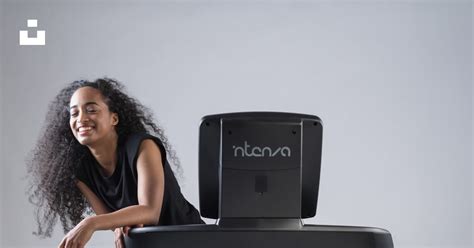 러닝머신에 노트북을 올려놓고 서 있는 여자 사진 Unsplash의 무료 연습 이미지