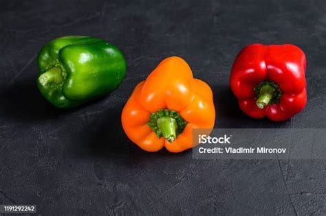 녹색 오렌지 붉은 피망 검은 색 배경입니다 맨 위 보기 텍스트의 공백입니다 0명에 대한 스톡 사진 및 기타 이미지 0명 3가지 개체 건강한 생활방식 Istock