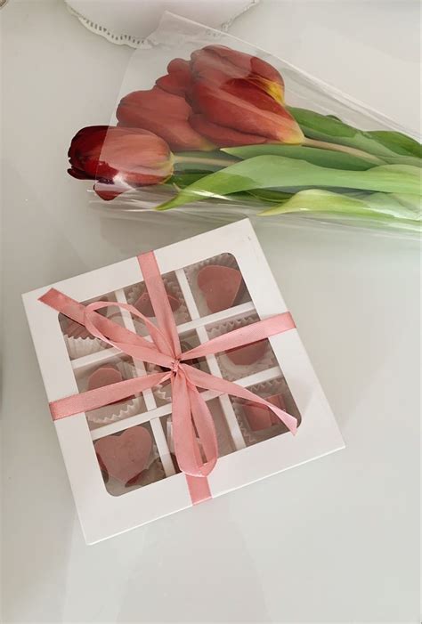 Бельгийский шоколад и красные тюльпаны Шоколад Конфеты Красные тюльпаны