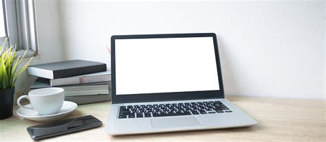 나무 책상에 흰색 빈 화면이있는 노트북 컴퓨터 작업 공간 직장 데스크톱 사무실 개념 0명에 대한 스톡 사진 및 기타 이미지 0명 가구 공란 Istock