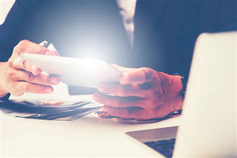 스마트폰 및 디지털 태블릿 그래프 소셜 네트워크 다이어그램 및 배경에서 일 하는 사람이 금융 사무실 테이블에 비즈니스 문서 개념에 대한 스톡 사진 및 기타 이미지 Istock