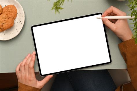 디지털 태블릿에서 그래픽 이미지를 디자인한 여성 디자이너 인 Top View 태블릿에 대한 스톡 사진 및 기타 이미지 태블릿 그리기 설계도 Istock