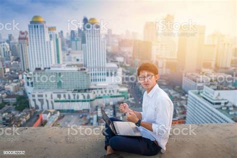 비즈니스 노트북 및 디지털 태블릿을 사용 하 여 Skyscaper 배경에서 스카이라인에 대한 스톡 사진 및 기타 이미지 스카이라인 경제 고층 건물 Istock