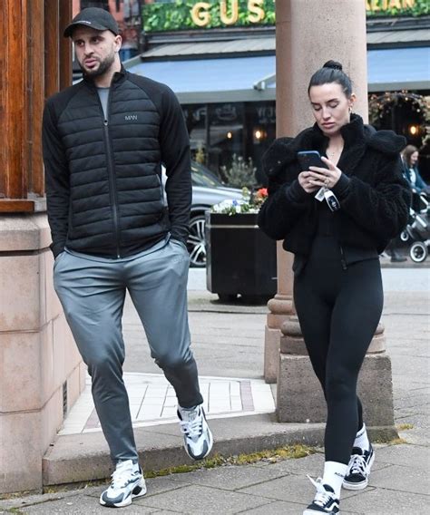 Poljubac Na Ulici Kao Da Su Najsretniji Par Ali Ona Najbolje Zna Ta