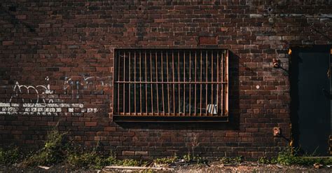 집 밖의 거리 거리 사진 거리 예술 건물 외관 건축 그래피티 그런지 그릴 금속 껄끄 러운 나이 낡은 녹 녹슨 늙은 도시 도시 경관 도시