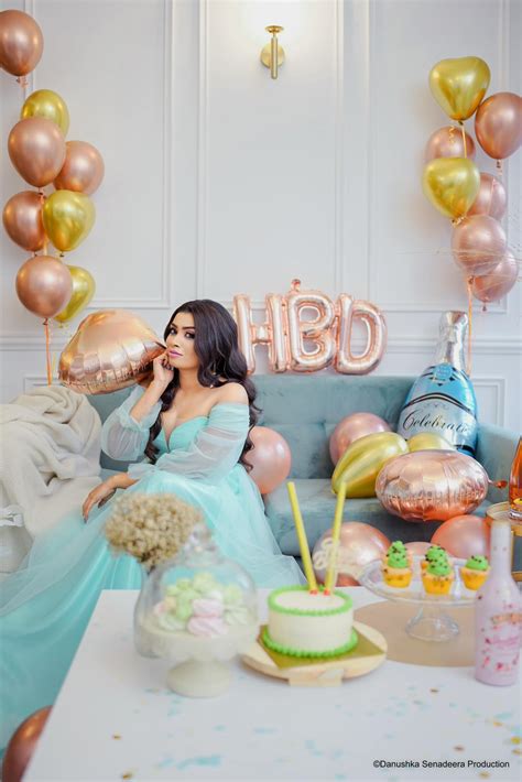 මම මේක ඔයාට හැමදාම කියනවා මට මේ ලෝකෙ ලස්සනම කෙනා ඔයා බිරිඳගේ