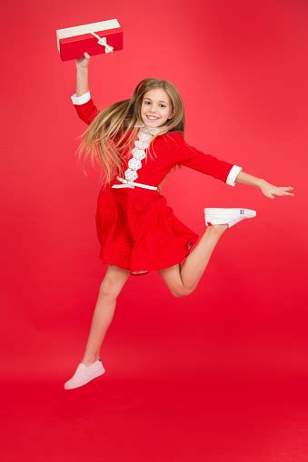 그냥 생일 선물을 받았다 행복과 기쁨을 전파합니다 모션 점프에 어린 아이 배달 크리스마스 선물 선물 배달 배달 서비스 휴일이 오고있다 소녀 아이 홀드 박스 흥분 오픈 아이에