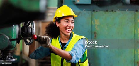 안전 고글을 착용한 여성 작업자가 선반 기계를 제어하여 부품을 드릴링합니다 금속 선반 산업 제조 공장 행복에 대한 스톡 사진 및