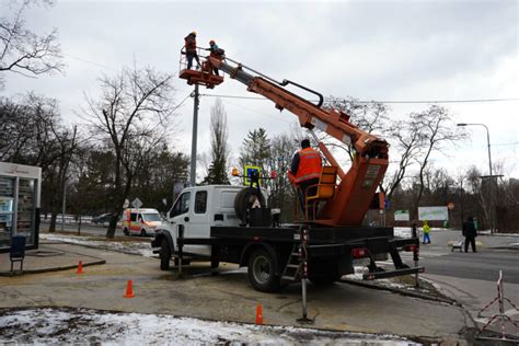 У Харкові відновлюють світло на пішохідних переходах — фото