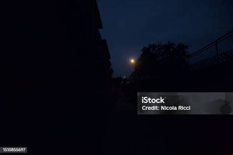 해질녘 이탈리아 시골의 벽돌 벽과 가로등이 있는 울타리로 둘러싸인 길 0명에 대한 스톡 사진 및 기타 이미지 0명 거리 건축 Istock