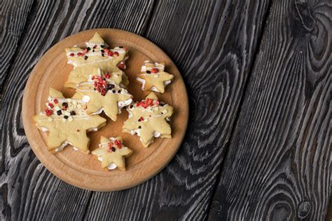 초콜릿과 동결 건조 딸기로 장식된 마시멜로 샌드위치 둥근 나무 판에 누워 클로즈업 샷 개인 장식품에 대한 스톡 사진 및 기타 이미지 개인 장식품 공휴일 달콤한 음식