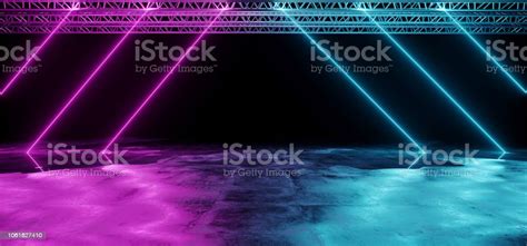 네온 빛 보라색과 파란색 튜브 삼각형 모양의 검은색 반사 그런 지 콘크리트 표면 및 무대 구조 배경 3d 렌더링에 레이저 무대 조명 0명에 대한 스톡 사진 및 기타 이미지