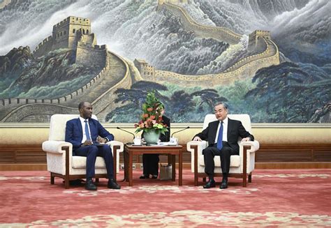 Глава Канцелярии Комиссии ЦК КПК по иностранным делам Ван И встретился с советником президента