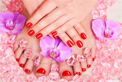 عکس دست دختر با لاک قرمز
