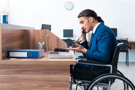 휠체어를 탄 젊은 남성 사원 사진 사진 무료 다운로드 Lovepik