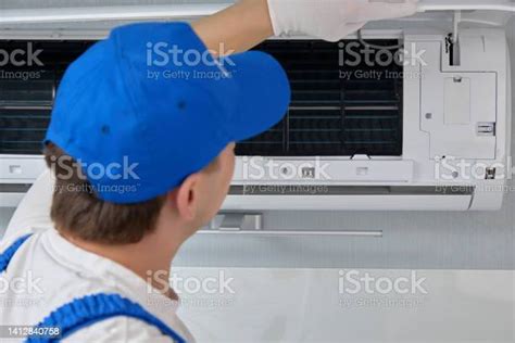 장비의 예방 검사는 일하는 전기 기술자에 의해 수행됩니다 35 39세에 대한 스톡 사진 및 기타 이미지 35 39세 검사