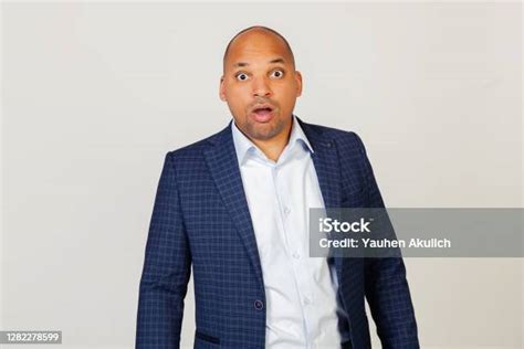 깜짝 놀란 젊은 아프리카 계 미국인 남자 사업가의 초상화 두려워하 고 예기치 않은 표정에 의해 충격 입을 열고 믿을 수 없어 불안 문제 회색 배경에 서 경외감에 대한 스톡