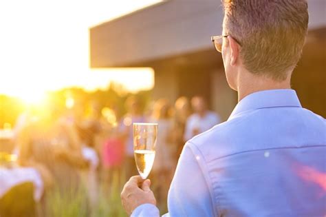 샴페인을 마시고 옥상 파티에서 동료들과 성공을 축하하는 사업가 루프탑 데크에 대한 스톡 사진 및 기타 이미지 루프탑 데크 샴페인 와인 기업 문화 Istock