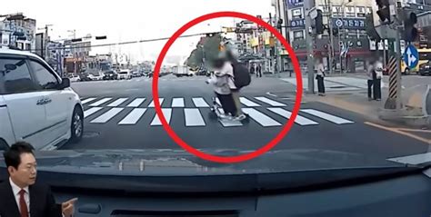 전체 게시판 영상 운전자가 더 불쌍여중생 3명 차에 치였는데 싸늘한 반응 왜 여車저車