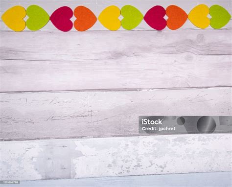 오래된 쪽모이 세공 마루 바닥을 닮은 오래된 나무 판자의 배경에 다채로운 펠트 마음 일반적으로 발렌타인 데이와 사랑의 개념 2