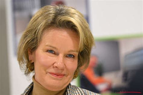 Waarom Retoucheerde Mathilde Haar Blinkende Knopen