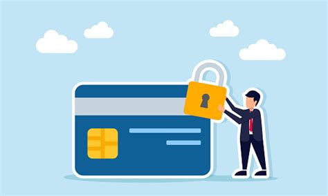 신용 카드 또는 직불 카드 옆에 자물쇠를 들고 있는 사업가 안전한 현금 없는 거래 및 디지털 금융 활동의 보호를 보여줍니다 은행업무에 대한 스톡 벡터 아트 및 기타 이미지