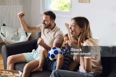 Tv에서 축구 경기를 응원하고 보는 행복한 가족 축구에 대한 스톡 사진 및 기타 이미지 축구 가족 축구공 Istock