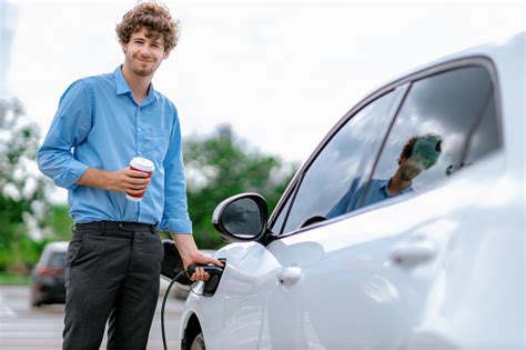 흐릿한 남자 배경이 있는 충전소에서 Ev 자동차의 진보적인 개념 비즈니스에 대한 스톡 사진 및 기타 이미지 비즈니스 전기 자동차 대체 연료 자동차 교통수단 Istock