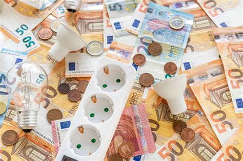 유로 지폐와 동전의 배경에 전구와 전기 소켓의 다양한 유형 0명에 대한 스톡 사진 및 기타 이미지 0명 가격 경제 Istock