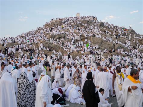 Les Pèlerins Musulmans Convergent Vers Le Mont Arafat Pour Le Jour Le