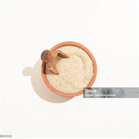 파스텔 베이지 색 배경에 점토 냄비에 고대 시리얼 포니오 기장 통곡물로 만든 미니멀한 흙색 배열 플랫 레이 유기농 건강 식품 개념 흰색 배경에 대한 스톡 사진 및 기타