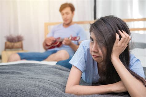 젊은 여자 시끄러운 남자 놀이 우쿨렐레 노래 침실에서의 고통 가정의 방에 대한 스톡 사진 및 기타 이미지 가정의 방 기타 주제 기타 현악기 Istock