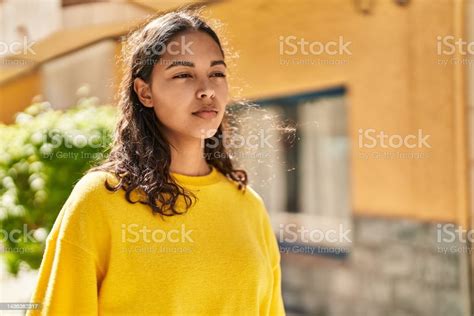 편안한 표정을 가진 젊은 아프리카 계 미국인 여성이 거리에 서 있습니다 스페인에 대한 스톡 사진 및 기타 이미지 스페인 18 19세 거리 Istock