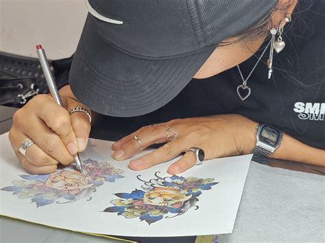 타투스터디부산점 퀄리티 있는 고무판 작업을 위해 손전사를 진행하는 수강생의 모습😊 원하는 작업을 하실 수 있게 충분한 개인연습을 도와드립니다🔥 타투스터디 대구점에서