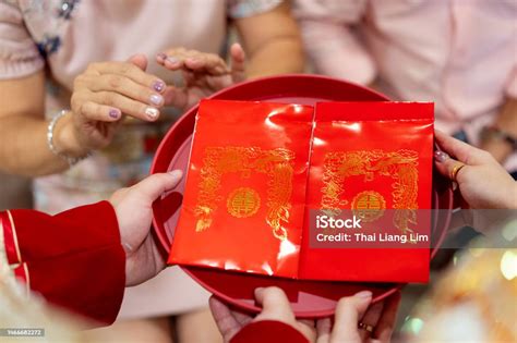 중국 전통 다도에서 장로에게 차를 제공하고 빨간 봉투를 받는 신혼부부의 자른 이미지 결혼 의식에 대한 스톡 사진 및 기타 이미지 결혼 의식 결혼식 결혼식 피로연